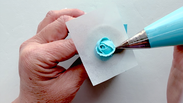 How to Make Pretty Roses with Thick Royal Icing - The Bearfoot Baker
